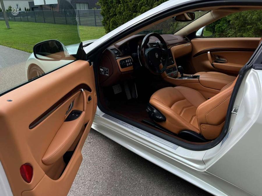White Maserati Granturismo 2016 in Alytus, with an engine capacity of 4.70 L and mileage of 33 thousand km for 39900 €, photo 9 on AUTOMOTO.COM.LV