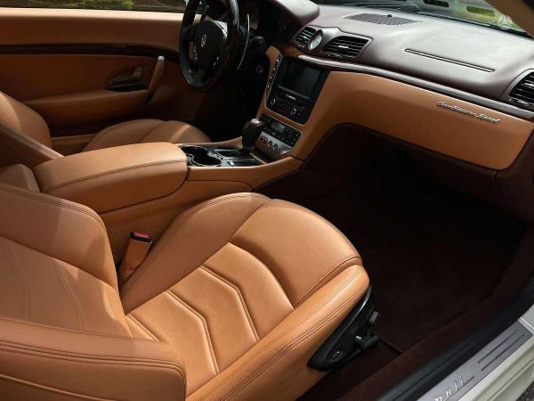 White Maserati Granturismo 2016 in Alytus, with an engine capacity of 4.70 L and mileage of 33 thousand km for 39900 €, photo 9 on AUTOMOTO.COM.LV