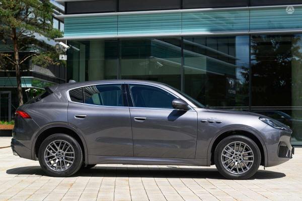 Pelēks Maserati Grecale 2023 Viļņa, ar dzinēja tilpumu 2.00 L un nobraukumu 50 tūkst. km par 43550 €, foto 4 vietnē AUTOMOTO.COM.LV