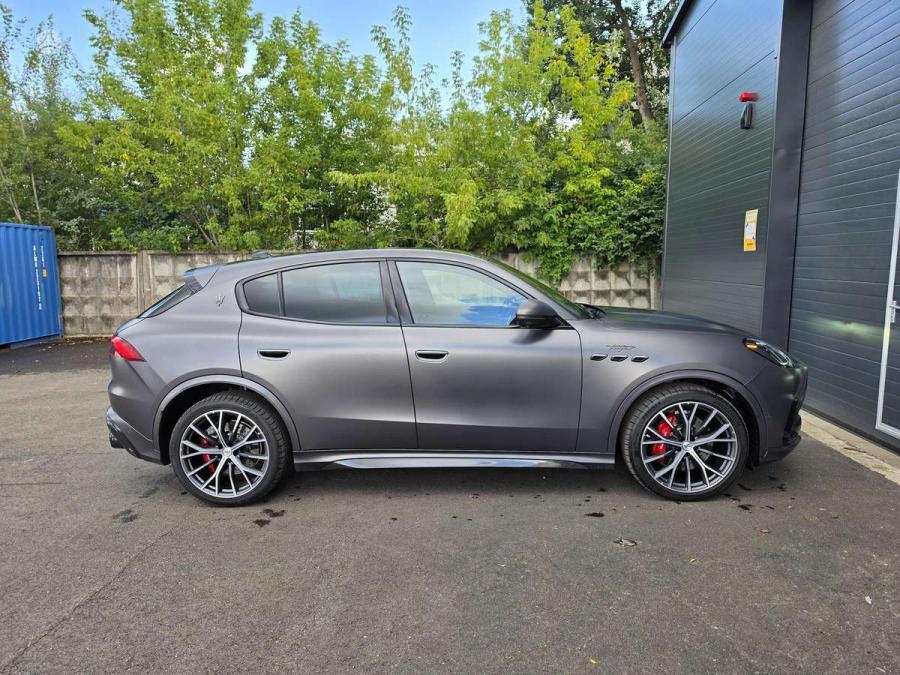 Grey Maserati Grecale 2023 in Kaunas, with an engine capacity of 3.00 L and mileage of 74 thousand km for 39900 €, photo 6 on AUTOMOTO.COM.LV