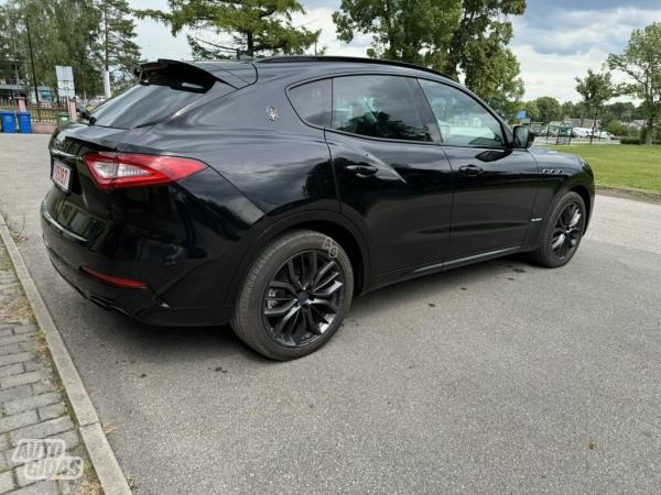 Black Maserati Levante 2018 in Alytus, with an engine capacity of 3.00 L and mileage of 186 thousand km for 27555 €, photo 4 on AUTOMOTO.COM.LV