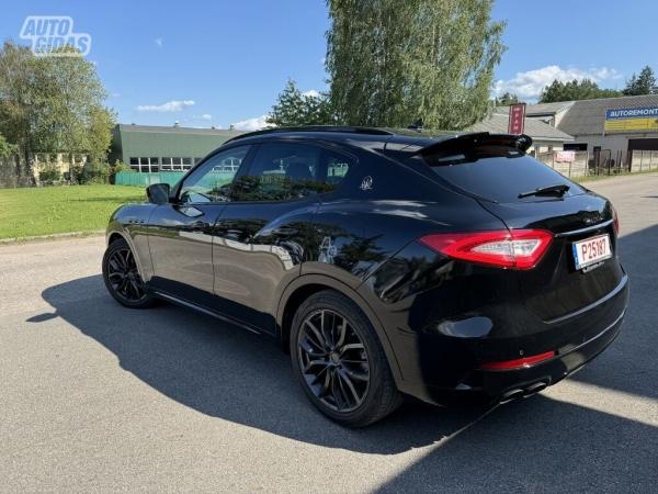 Black Maserati Levante 2018 in Alytus, with an engine capacity of 3.00 L and mileage of 186 thousand km for 27555 €, photo 5 on AUTOMOTO.COM.LV