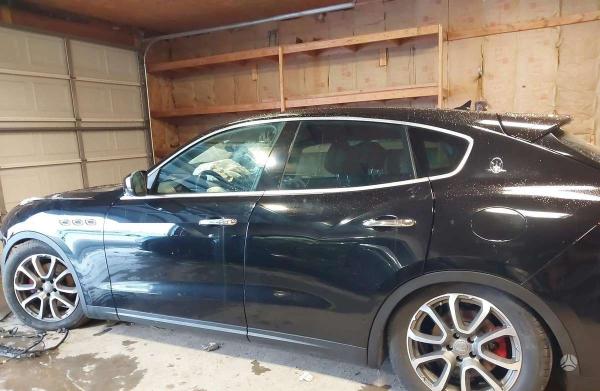 Melns Maserati Levante 2018 Viļņa, ar dzinēja tilpumu 2.98 L un nobraukumu 140 tūkst. km par 8900 €, foto 7 vietnē AUTOMOTO.COM.LV
