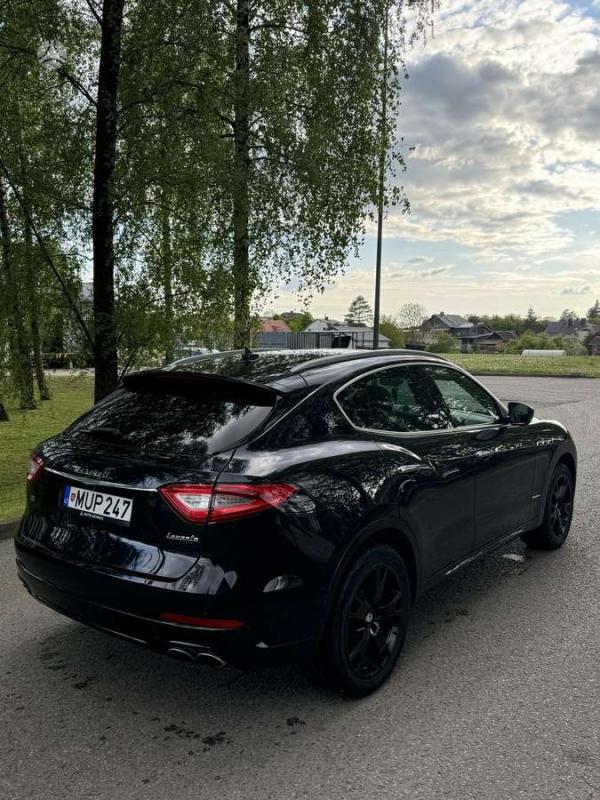 Black Maserati Levante 2018 in Marijampole, with an engine capacity of 2.98 L and mileage of 88 thousand km for 24500 €, photo 7 on AUTOMOTO.COM.LV
