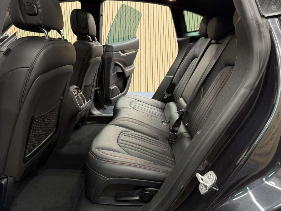 Melns Maserati Levante 2018 Marijampole, ar dzinēja tilpumu 2.98 L un nobraukumu 91 tūkst. km par 20500 €, foto 20 vietnē AUTOMOTO.COM.LV
