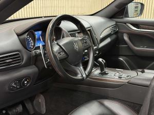 Melns Maserati Levante 2018 Marijampole, ar dzinēja tilpumu 2.98 L un nobraukumu 91 tūkst. km par 20500 €, foto 24 vietnē AUTOMOTO.COM.LV