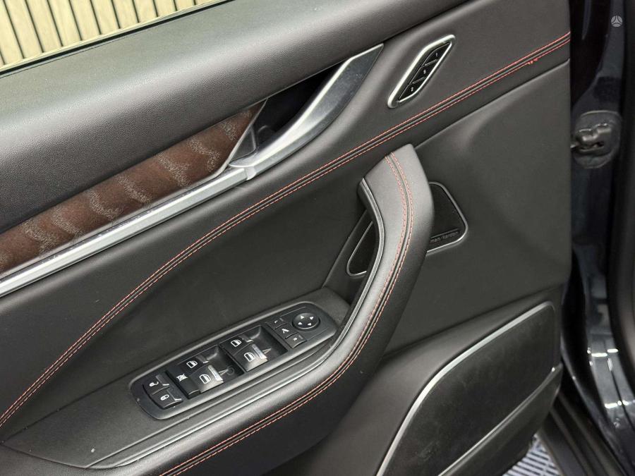 Melns Maserati Levante 2018 Marijampole, ar dzinēja tilpumu 2.98 L un nobraukumu 91 tūkst. km par 20500 €, foto 25 vietnē AUTOMOTO.COM.LV