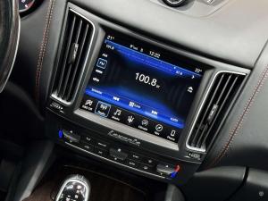 Melns Maserati Levante 2018 Marijampole, ar dzinēja tilpumu 2.98 L un nobraukumu 91 tūkst. km par 20500 €, foto 36 vietnē AUTOMOTO.COM.LV