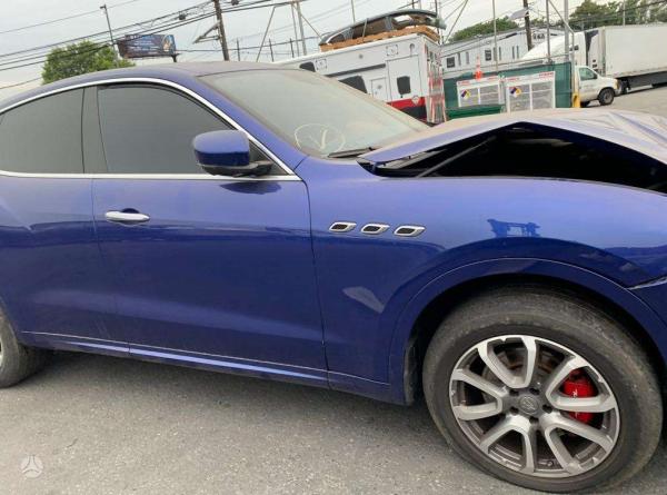 Blue Maserati Levante 2019 in Alytus, with an engine capacity of 2.98 L and mileage of 107 thousand km for 11600 €, photo 5 on AUTOMOTO.COM.LV