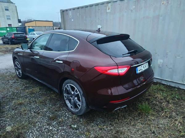 Brūns Maserati Levante 2017 Tallina, ar dzinēja tilpumu 2.99 L un nobraukumu 156 tūkst. km par 18000 €, foto 4 vietnē AUTOMOTO.COM.LV