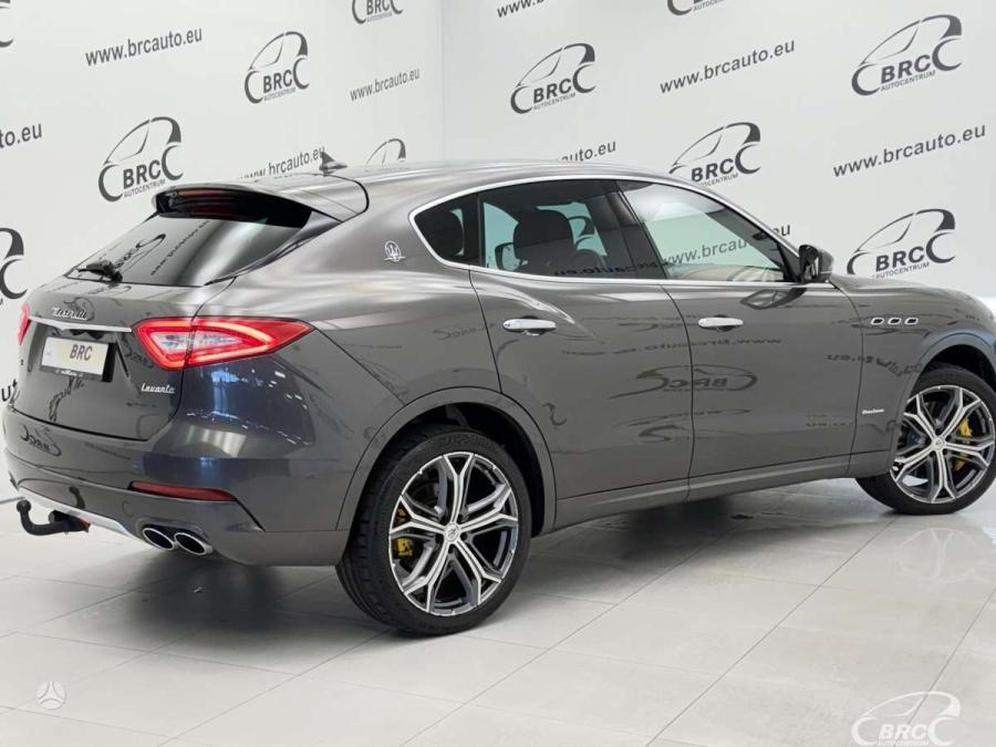 Grey Maserati Levante 2019 in Vilnius, with an engine capacity of 2.98 L and mileage of 187 thousand km for 24900 €, photo 4 on AUTOMOTO.COM.LV