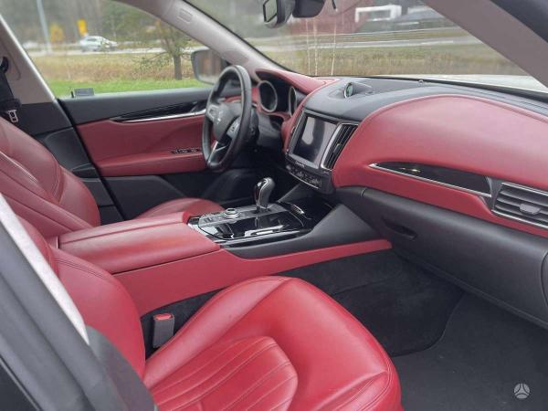 White Maserati Levante 2017 in Kaunas, with an engine capacity of 3.00 L and mileage of 117 thousand km for 29999 €, photo 11 on AUTOMOTO.COM.LV
