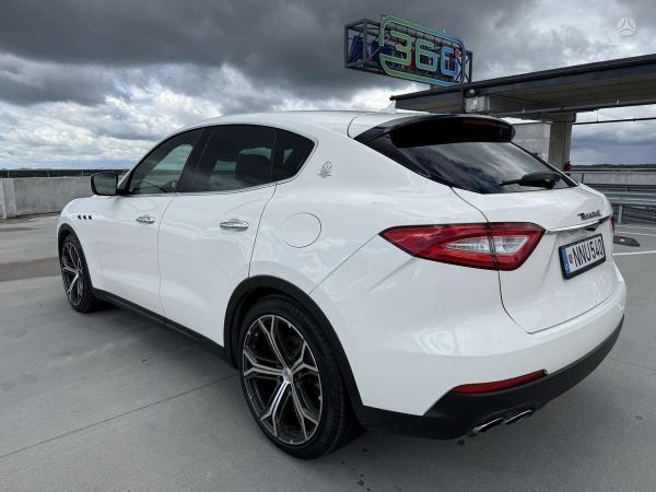 White Maserati Levante 2017 in Vilnius, with an engine capacity of 2.98 L and mileage of 89 thousand km for 24500 €, photo 5 on AUTOMOTO.COM.LV