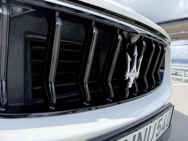 White Maserati Levante 2017 in Vilnius, with an engine capacity of 2.98 L and mileage of 89 thousand km for 24500 €, photo 9 on AUTOMOTO.COM.LV