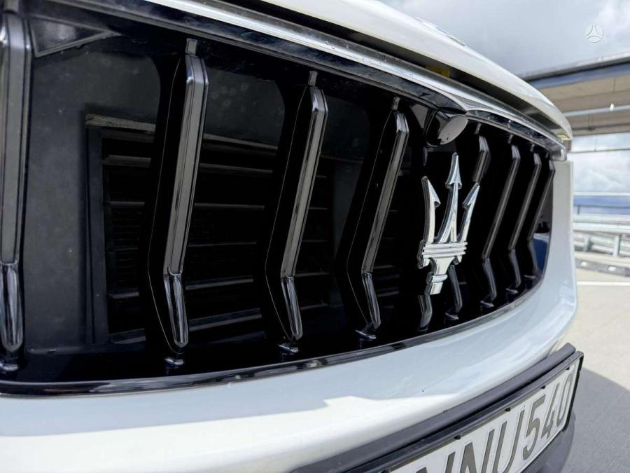 White Maserati Levante 2017 in Vilnius, with an engine capacity of 2.98 L and mileage of 89 thousand km for 24500 €, photo 10 on AUTOMOTO.COM.LV