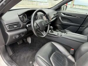 White Maserati Levante 2017 in Vilnius, with an engine capacity of 2.98 L and mileage of 89 thousand km for 24500 €, photo 15 on AUTOMOTO.COM.LV