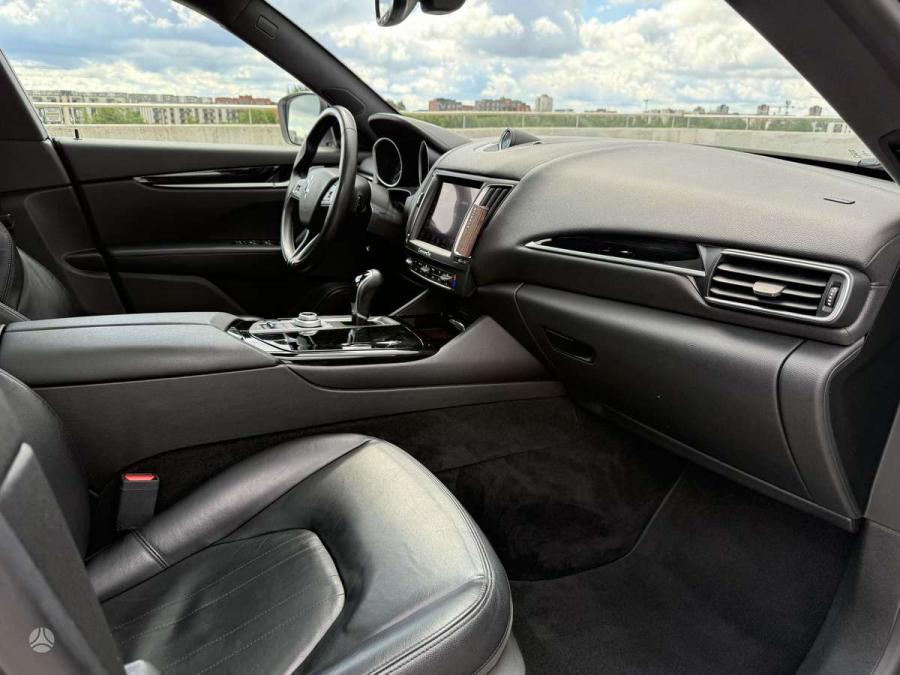 White Maserati Levante 2017 in Vilnius, with an engine capacity of 2.98 L and mileage of 89 thousand km for 24500 €, photo 16 on AUTOMOTO.COM.LV