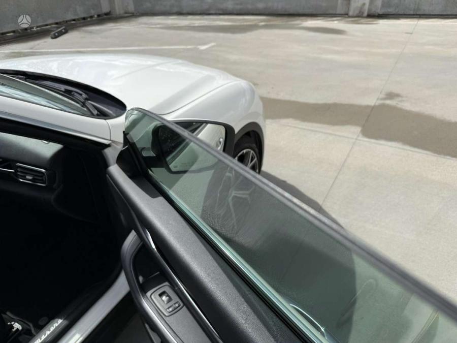 White Maserati Levante 2017 in Vilnius, with an engine capacity of 2.98 L and mileage of 89 thousand km for 24500 €, photo 23 on AUTOMOTO.COM.LV