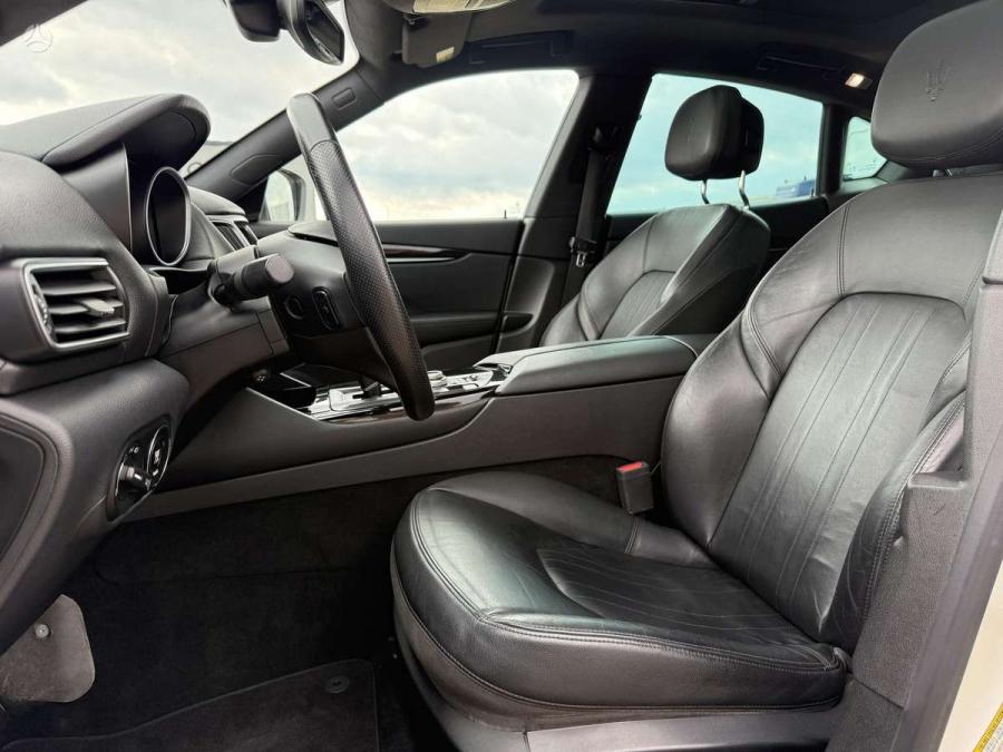Balts Maserati Levante 2017 Viļņa, ar dzinēja tilpumu 2.98 L un nobraukumu 89 tūkst. km par 22500 €, foto 24 vietnē AUTOMOTO.COM.LV