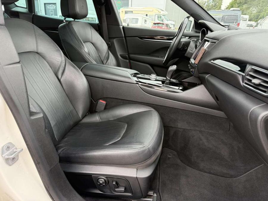 Balts Maserati Levante 2017 Viļņa, ar dzinēja tilpumu 2.98 L un nobraukumu 89 tūkst. km par 22500 €, foto 25 vietnē AUTOMOTO.COM.LV