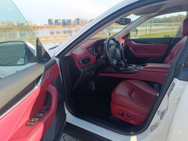 Maserati Levante 2017 in Kaunas on AUTOMOTO.COM.LV White Maserati Levante 2017 in Kaunas, with an engine capacity of 2.98 L and mileage of 121 thousand km for 17999 €, photo 8 on AUTOMOTO.COM.LV