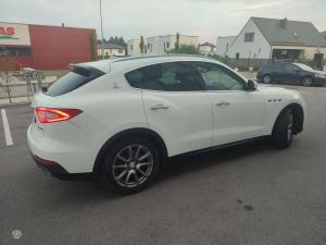 White Maserati Levante 2018 in Vilnius, with an engine capacity of 2.98 L and mileage of 65 thousand km for 25700 €, photo 5 on AUTOMOTO.COM.LV