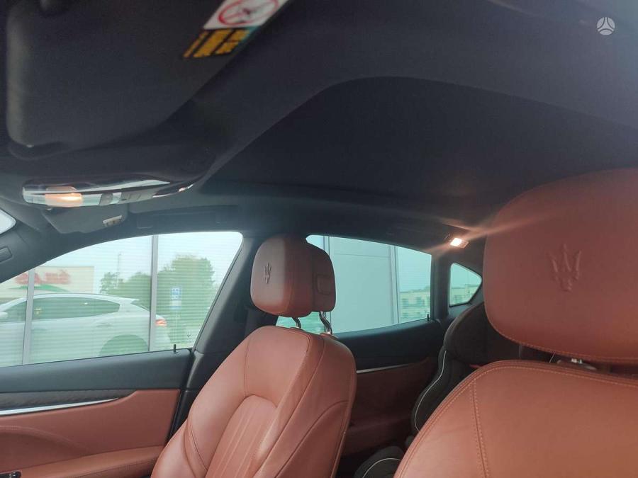 White Maserati Levante 2018 in Vilnius, with an engine capacity of 2.98 L and mileage of 65 thousand km for 25700 €, photo 9 on AUTOMOTO.COM.LV