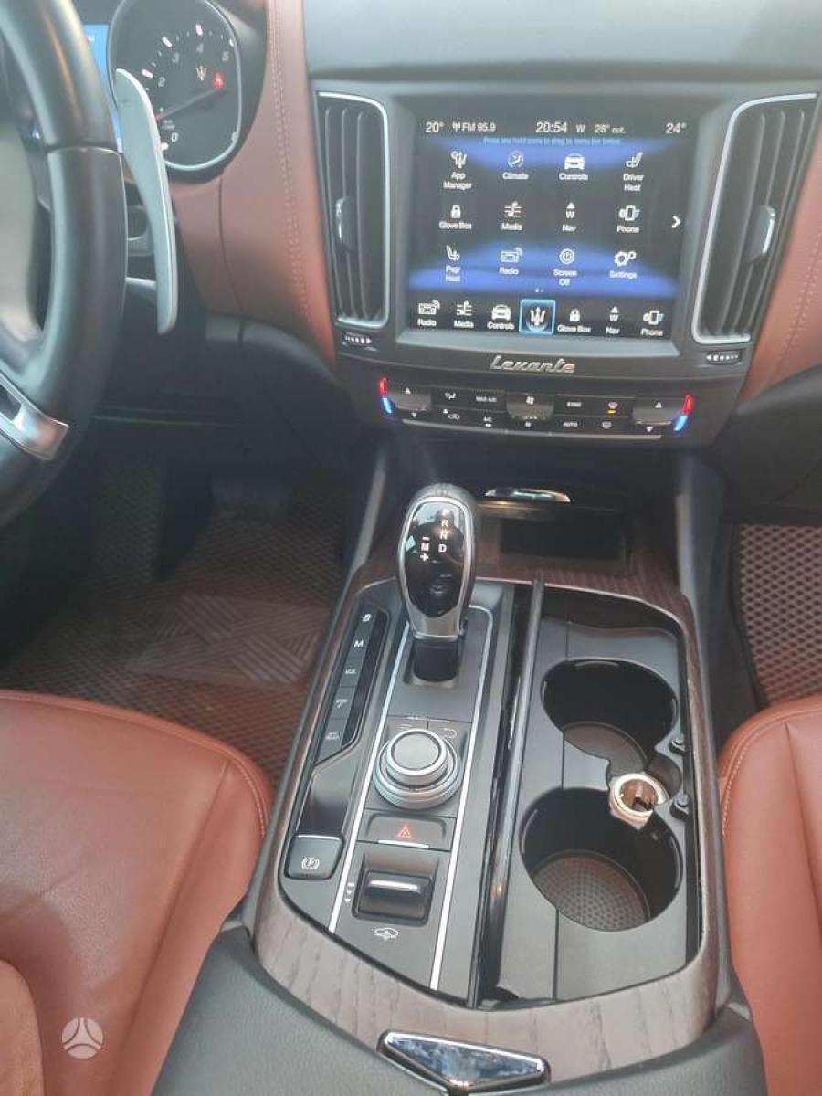 White Maserati Levante 2018 in Vilnius, with an engine capacity of 2.98 L and mileage of 65 thousand km for 25700 €, photo 13 on AUTOMOTO.COM.LV
