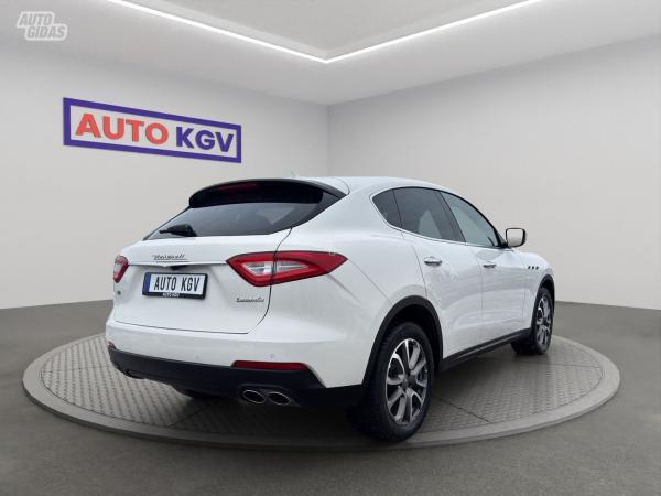 White Maserati Levante 2019 in Kaunas, with an engine capacity of 3.00 L and mileage of 81 thousand km for 31999 €, photo 5 on AUTOMOTO.COM.LV