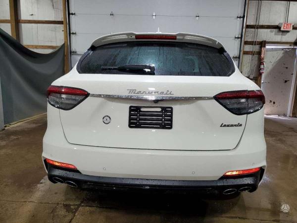 White Maserati Levante 2023 in Kaunas, with an engine capacity of 2.98 L and mileage of 67 thousand km for 16000 €, photo 6 on AUTOMOTO.COM.LV