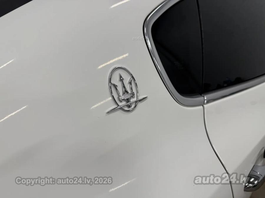 White Maserati Quattroporte 2014 in Tallinn, with an engine capacity of 3.00 L and mileage of 63 thousand km for 19995 €, photo 30 on AUTOMOTO.COM.LV