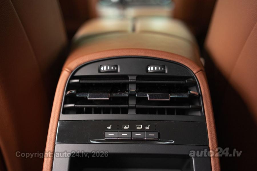 White Maserati Quattroporte 2014 in Tallinn, with an engine capacity of 3.00 L and mileage of 63 thousand km for 19900 €, photo 17 on AUTOMOTO.COM.LV