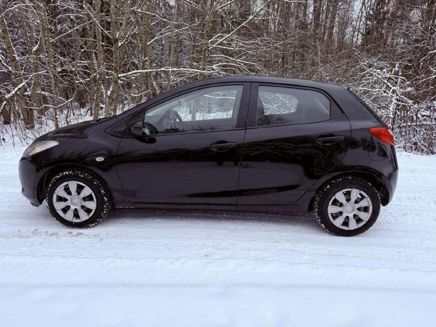 Black Mazda 2 2009 in Vilnius, with an engine capacity of 1.35 L and mileage of 170 thousand km for 1850 €, photo 3 on AUTOMOTO.COM.LV