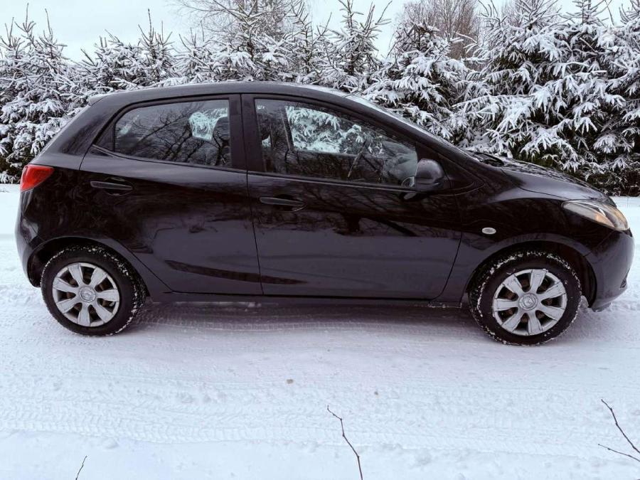 Black Mazda 2 2009 in Vilnius, with an engine capacity of 1.35 L and mileage of 170 thousand km for 1850 €, photo 4 on AUTOMOTO.COM.LV