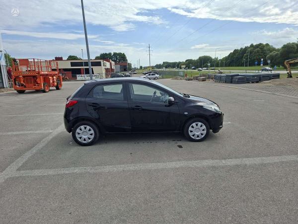 Black Mazda 2 2010 in Siauliai, with an engine capacity of 1.40 L and mileage of 250 thousand km for 1700 €, photo 3 on AUTOMOTO.COM.LV