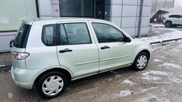 Green Mazda 2 2006 in Vilnius, with an engine capacity of 1.40 L and mileage of 184 thousand km for 1150 €, photo 4 on AUTOMOTO.COM.LV