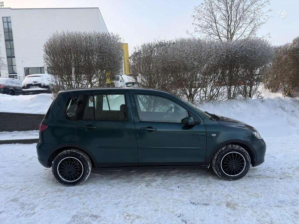Green Mazda 2 2007 in Vilnius, with an engine capacity of 1.39 L and mileage of 218 thousand km for 1750 €, photo 4 on AUTOMOTO.COM.LV