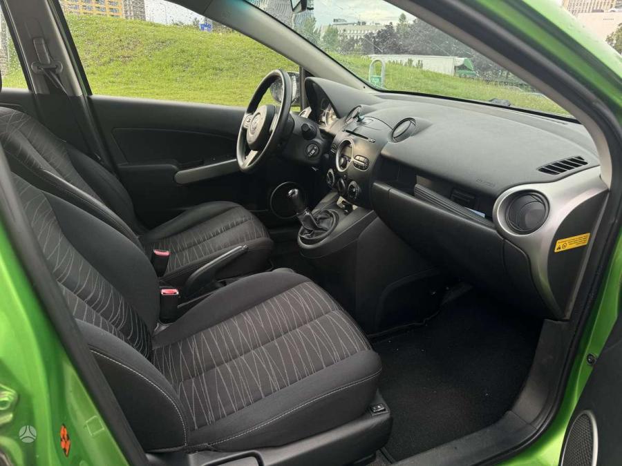 Green Mazda 2 2009 in Vilnius, with an engine capacity of 1.35 L and mileage of 176 thousand km for 1100 €, photo 8 on AUTOMOTO.COM.LV