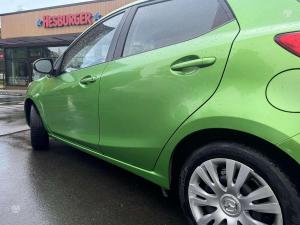 Green Mazda 2 2009 in Vilnius, with an engine capacity of 1.35 L and mileage of 176 thousand km for 1100 €, photo 6 on AUTOMOTO.COM.LV