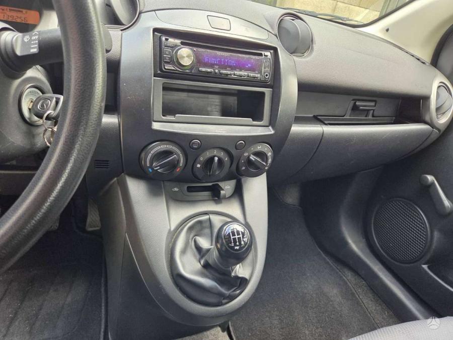 Green Mazda 2 2010 in Vilnius, with an engine capacity of 1.35 L and mileage of 139 thousand km for 1950 €, photo 12 on AUTOMOTO.COM.LV