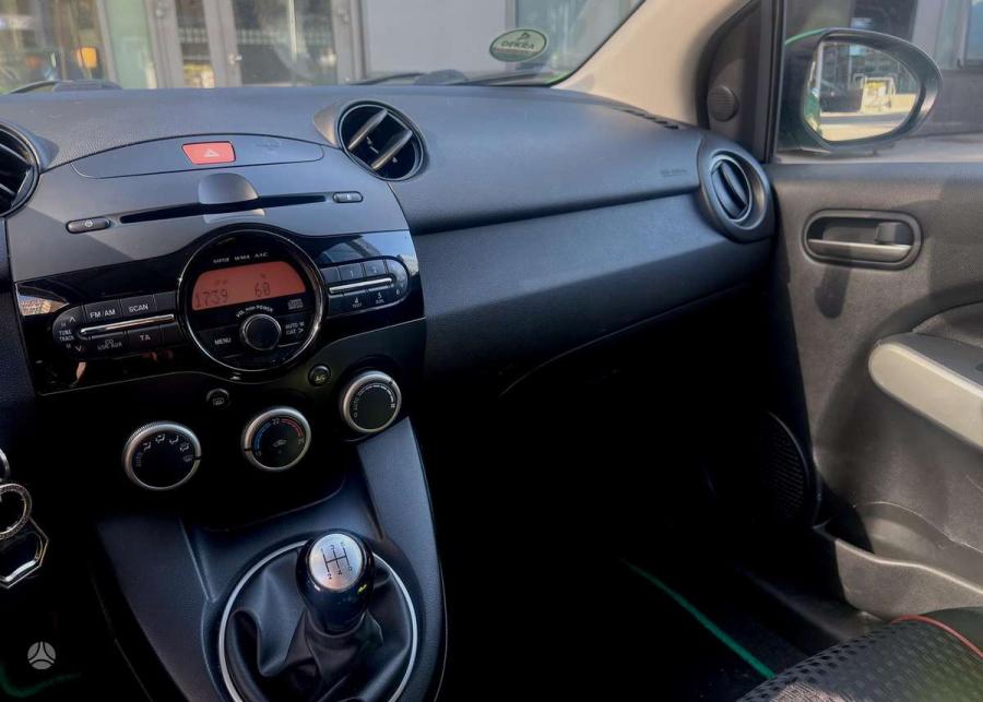Green Mazda 2 2013 in Vilnius, with an engine capacity of 1.56 L and mileage of 260 thousand km for 3290 €, photo 16 on AUTOMOTO.COM.LV