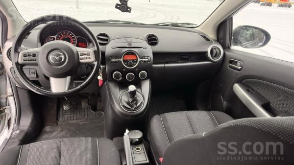 Pelēks Mazda 2 2009 Rīga, ar dzinēja tilpumu 1.50 L un nobraukumu 109 tūkst. km par 2000 €, foto 8 vietnē AUTOMOTO.COM.LV