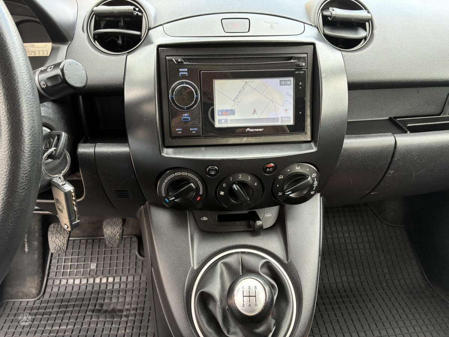 Pelēks Mazda 2 2010 Šauļi, ar dzinēja tilpumu 1.40 L un nobraukumu 210 tūkst. km par 2150 €, foto 14 vietnē AUTOMOTO.COM.LV