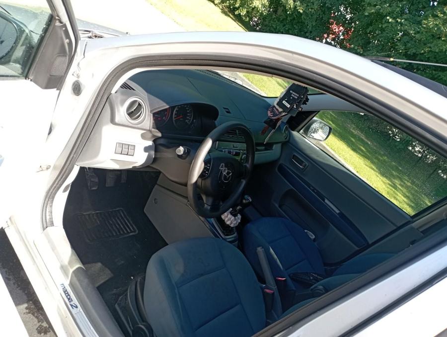 Grey Mazda 2 2004 in Vilnius, with an engine capacity of 1.40 L and mileage of 300 thousand km for 400 €, photo 17 on AUTOMOTO.COM.LV