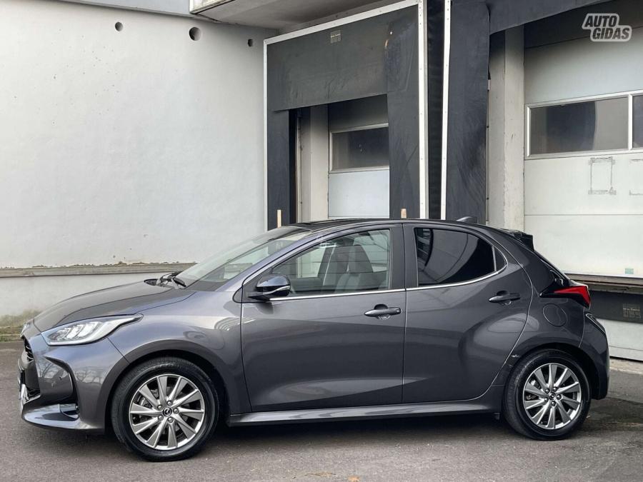 Grey Mazda 2 2023 in Kaunas, with an engine capacity of 1.50 L and mileage of 62 thousand km for 21782 €, photo 3 on AUTOMOTO.COM.LV