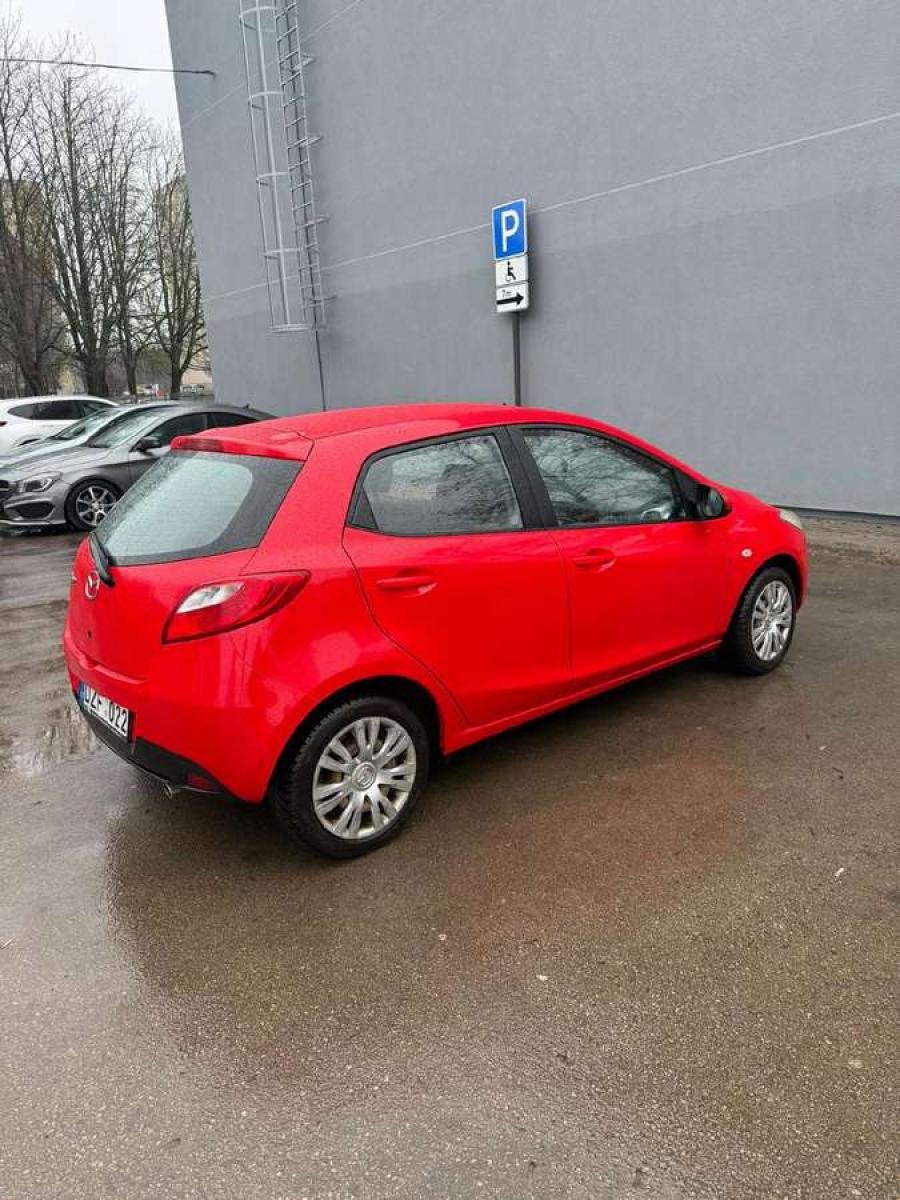 Red Mazda 2 2008 in Kaunas, with an engine capacity of 1.35 L and mileage of 130 thousand km for 1500 €, photo 5 on AUTOMOTO.COM.LV