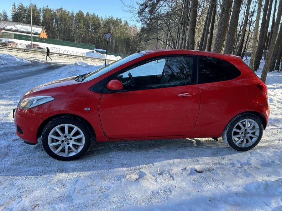 Red Mazda 2 2008 in Vilnius, with an engine capacity of 1.30 L and mileage of 223 thousand km for 1250 €, photo 2 on AUTOMOTO.COM.LV