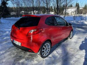 Red Mazda 2 2008 in Vilnius, with an engine capacity of 1.30 L and mileage of 223 thousand km for 1250 €, photo 5 on AUTOMOTO.COM.LV