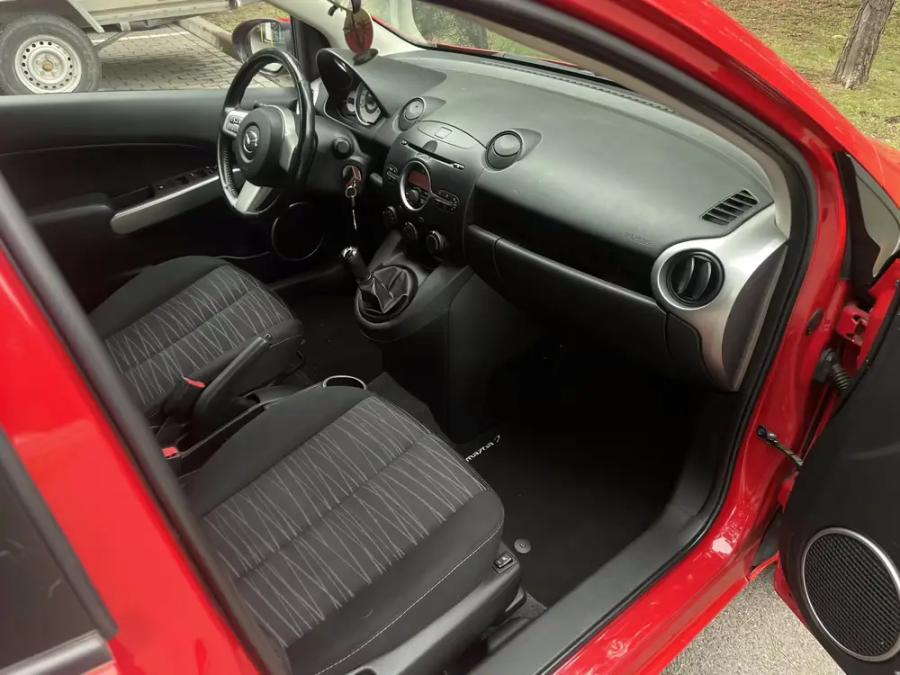 Red Mazda 2 2008 in Riga, with an engine capacity of 1.40 L and mileage of 152 thousand km for 2790 €, photo 10 on AUTOMOTO.COM.LV