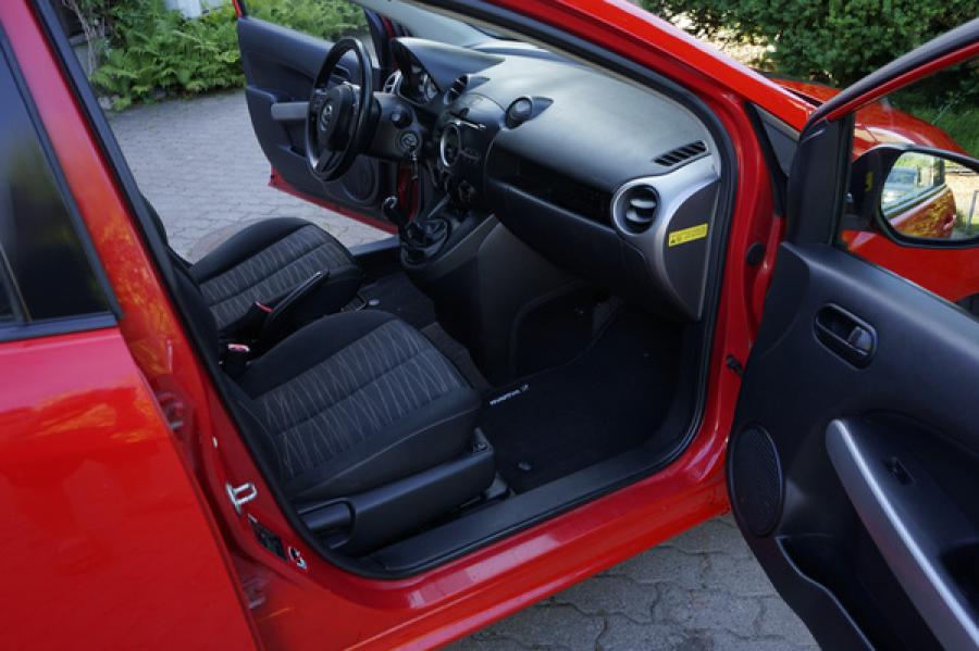 Sarkans Mazda 2 2008 Pērnava, ar dzinēja tilpumu 1.30 L un nobraukumu 198 tūkst. km par 2300 €, foto 10 vietnē AUTOMOTO.COM.LV